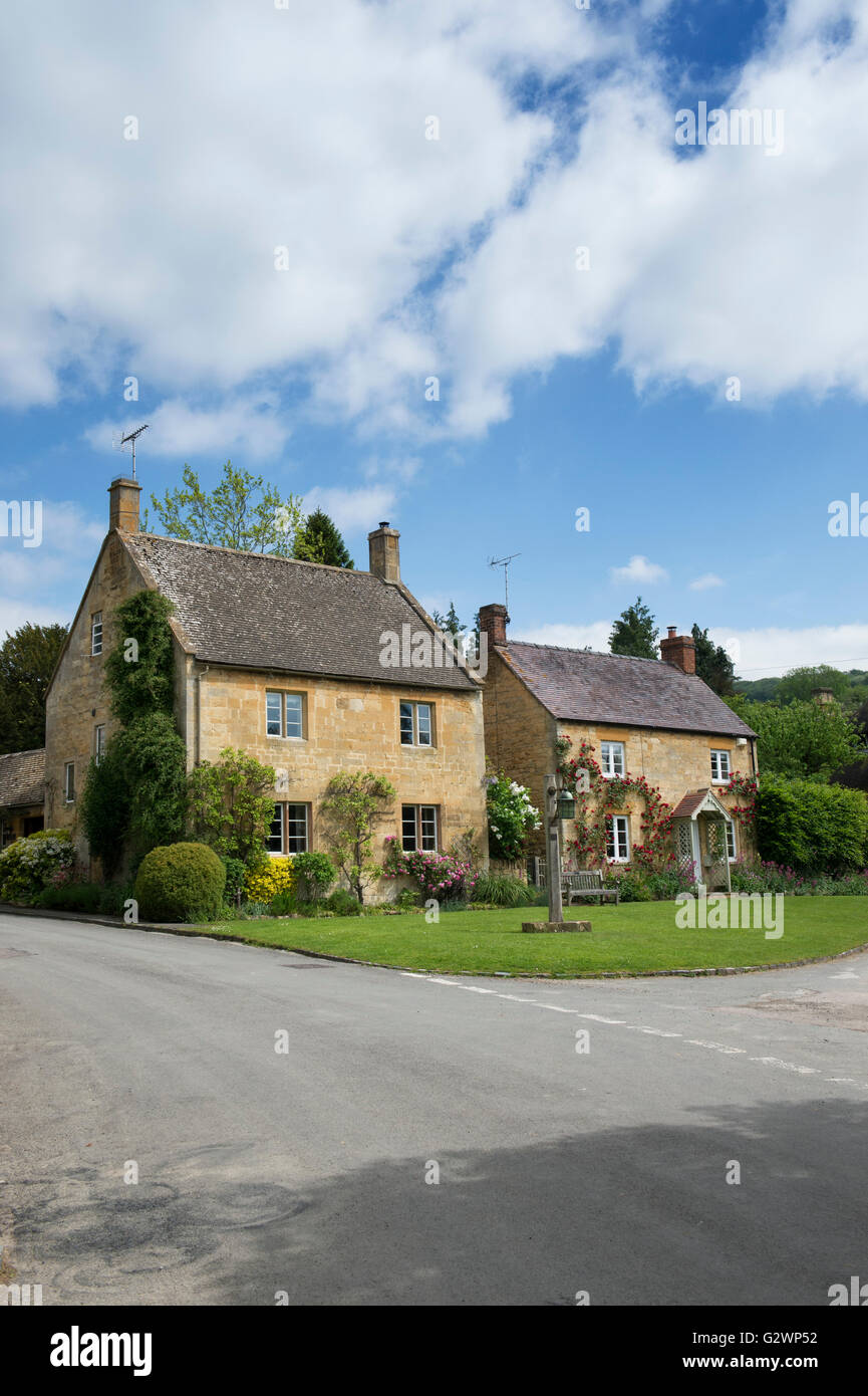 Cotswold cotswolds cottage cottages hi-res stock photography and images ...
