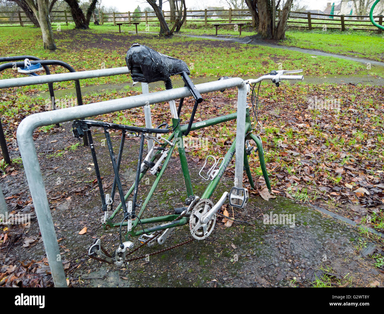 Missing wheels hi-res stock photography and images - Alamy