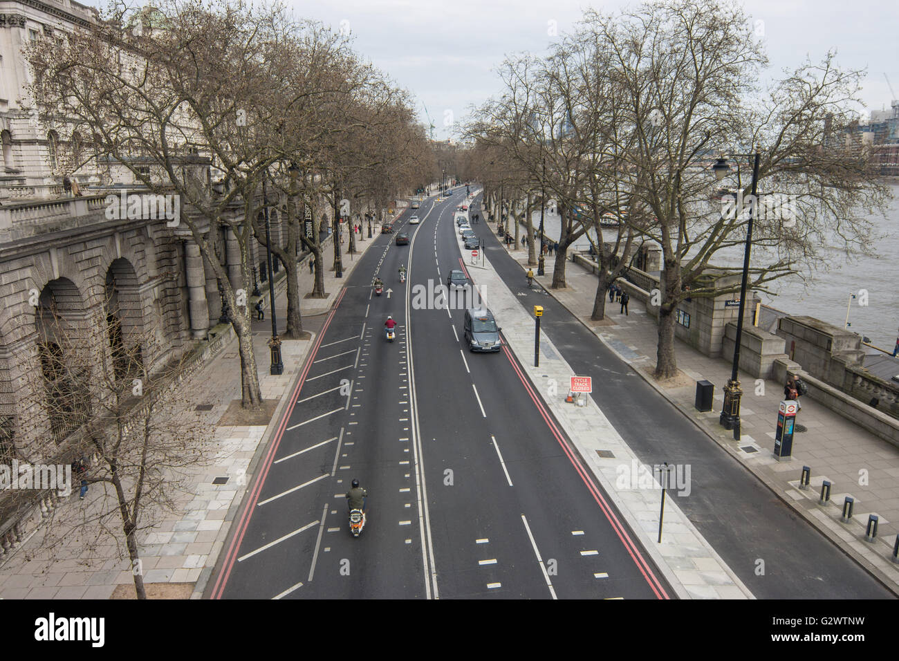 London Embankment, Cycle Lanes Stock Photo - Alamy