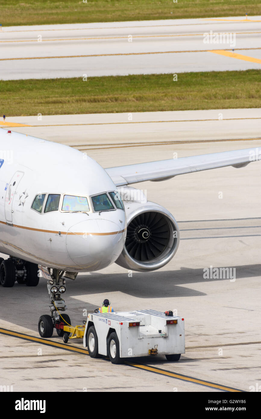 United Airlines Boeing 757 plane being pushed back in preparation for ...