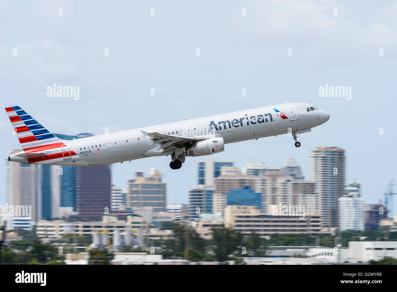 American Airlines Airbus A321 plane taking off from Fort Lauderdale ...