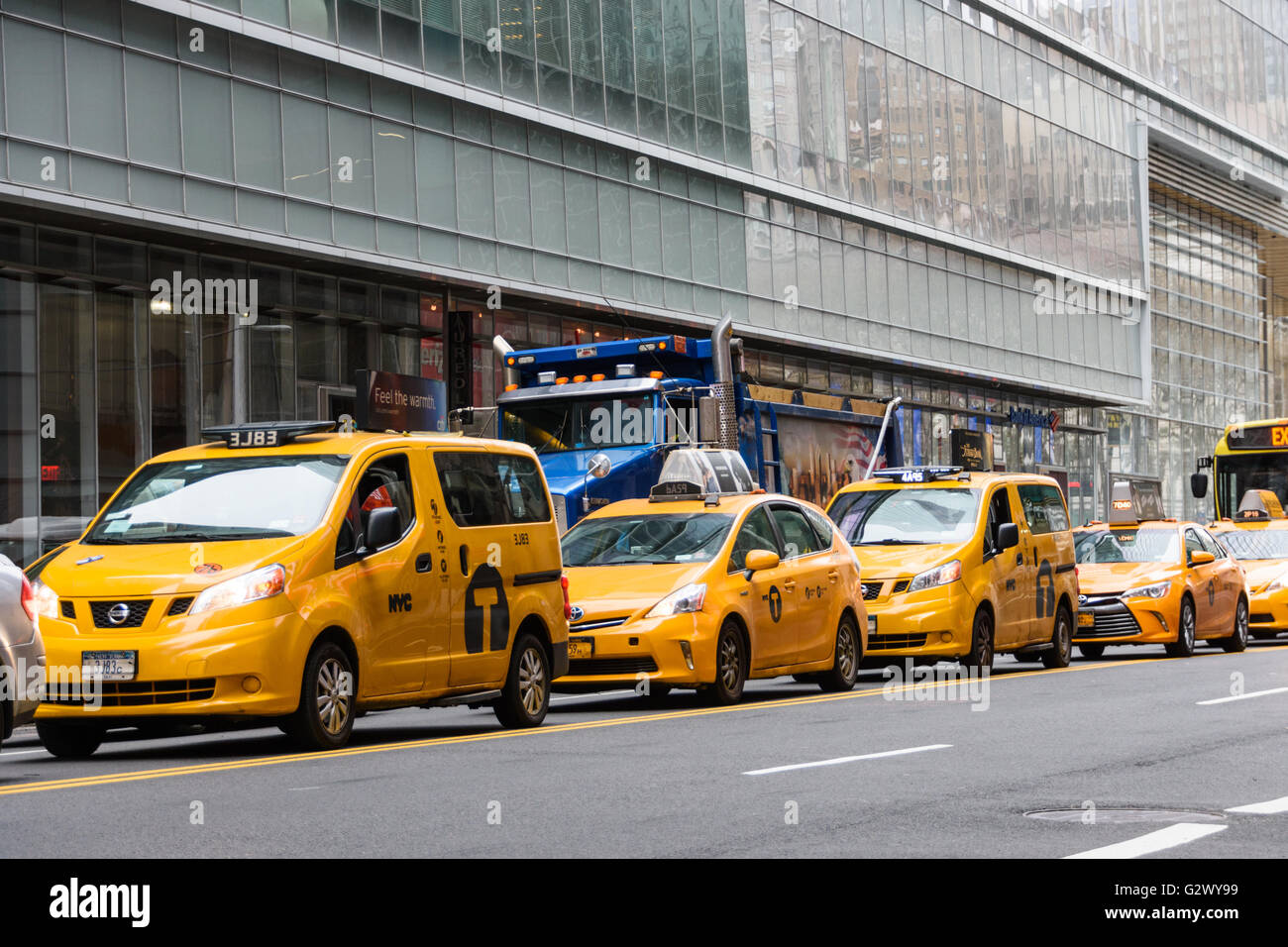 Queue yellow taxi cabs hi-res stock photography and images - Alamy