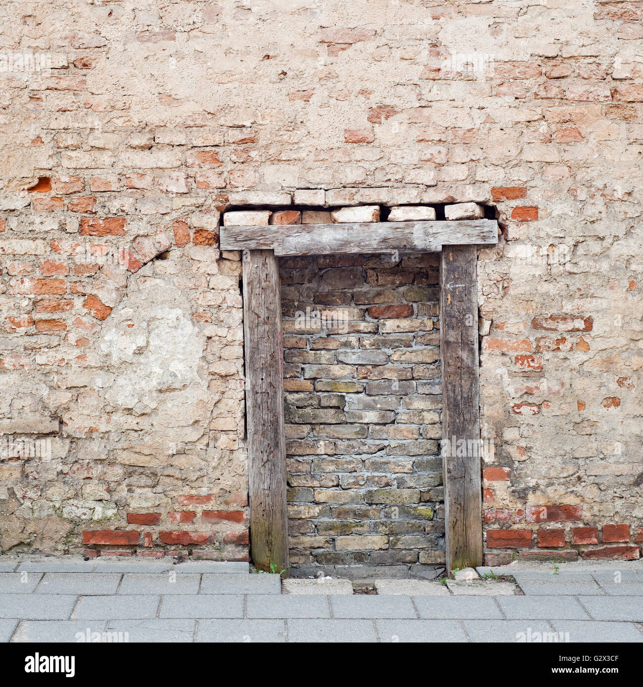 cracked brick wall with bricked up doorway Stock Photo - Alamy
