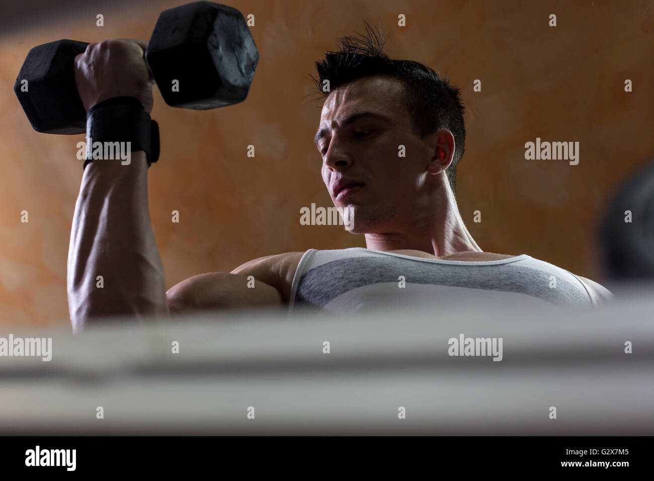 Strong man at the gym lifting heavy weights Stock Photo - Alamy
