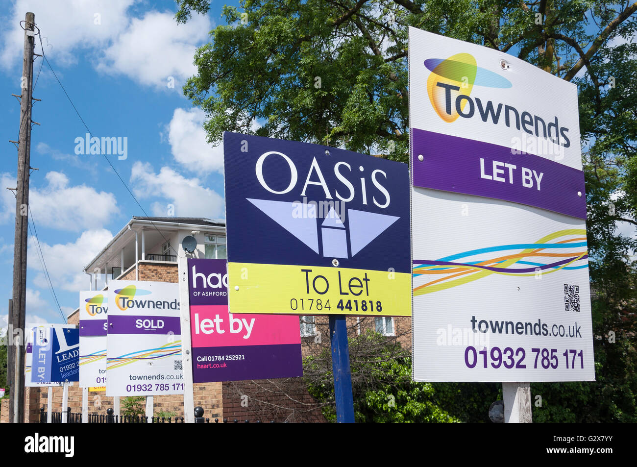 Sold estate agent signs hi-res stock photography and images - Alamy