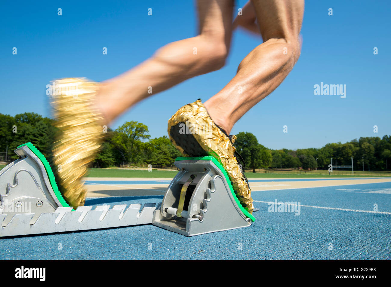 Crouching starting blocks hi-res stock photography and images - Alamy