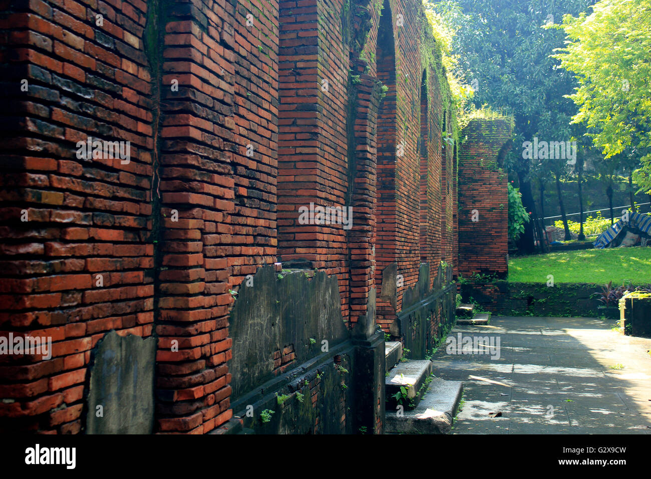 Old bricks wall side trees hi-res stock photography and images - Alamy