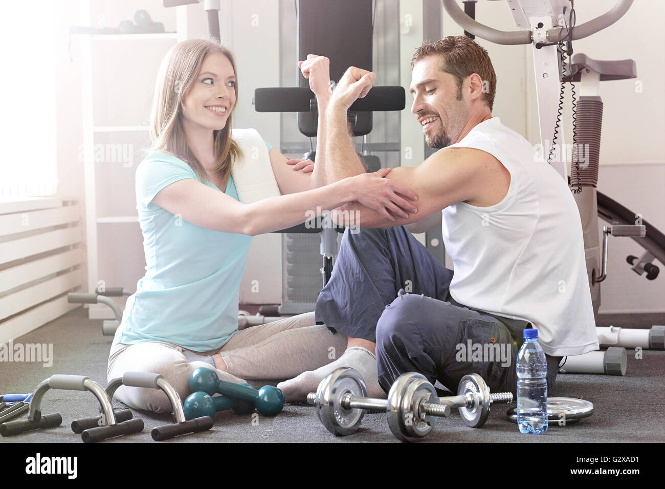 couple working out together in a gym Stock Photo - Alamy