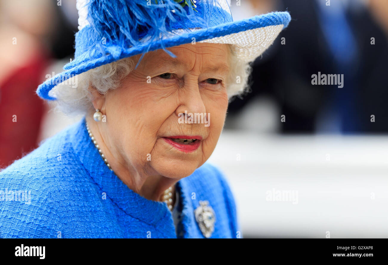 Queen elizabeth ii arrives for derby day at epsom racecourse hi-res ...