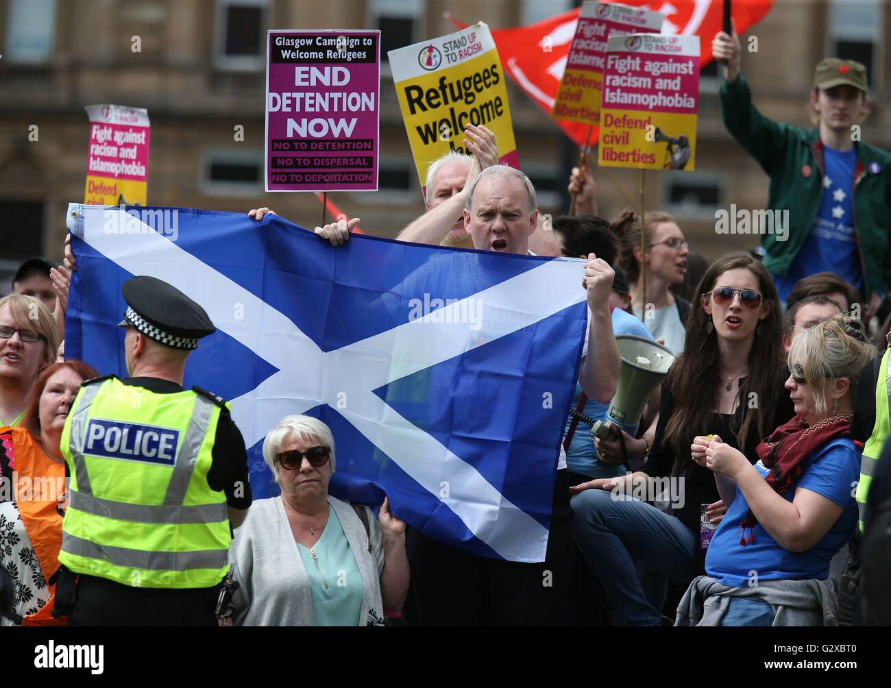 Counter- protesters including Sean Clerkin(centre) and Sandra White ...