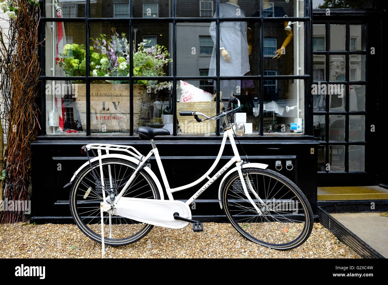 Old fashioned ladies bike hi-res stock photography and images - Alamy