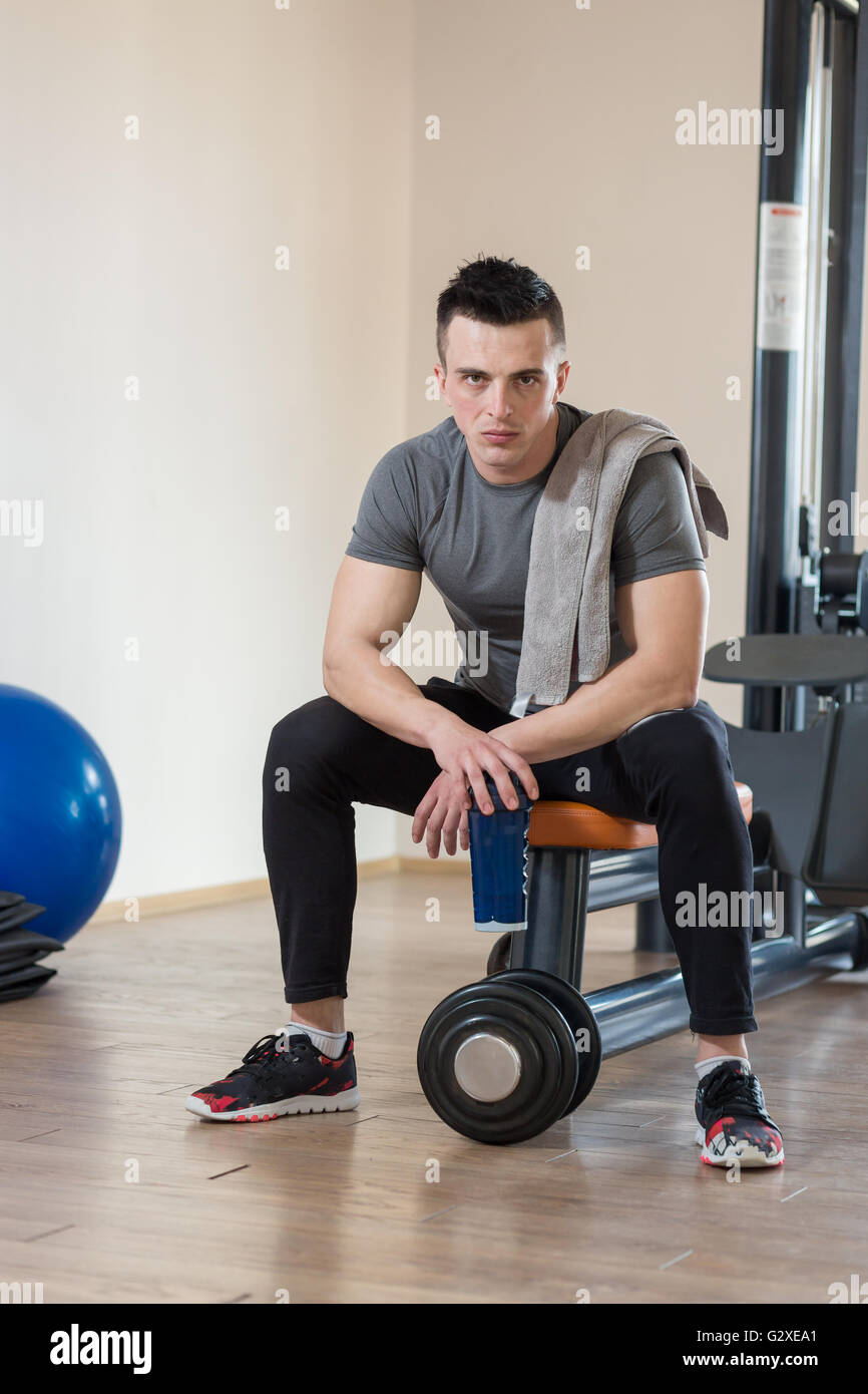 Athlete muscular brutal bodybuilder emotional posing in the gym ...