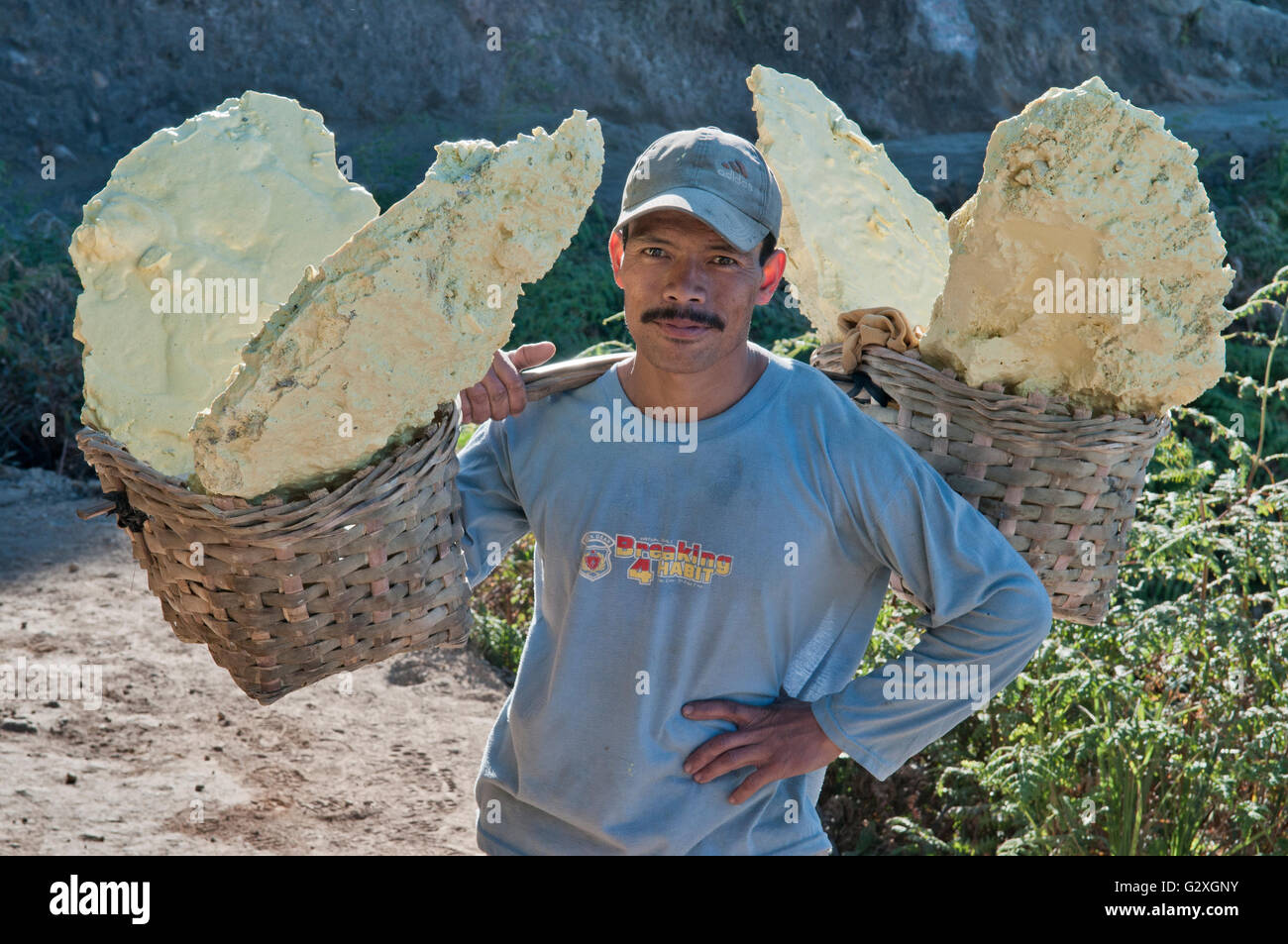 Two men carrying baskets hi-res stock photography and images - Alamy