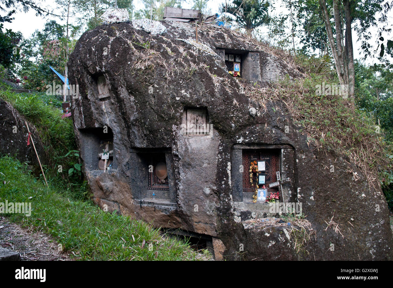 Sulawesi, Toraja Graves, Tombs carved inside rock Stock Photo - Alamy