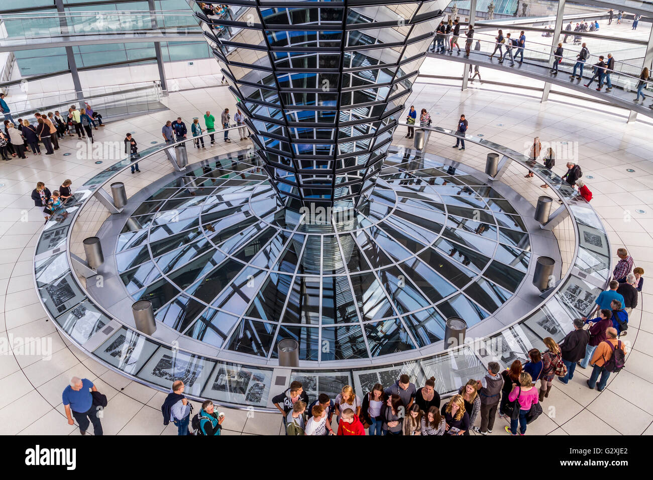 Dome of the reichstag building hi-res stock photography and images - Alamy