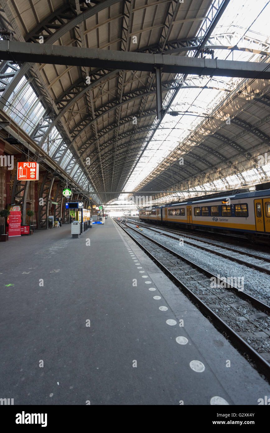 Central beam hi-res stock photography and images - Alamy