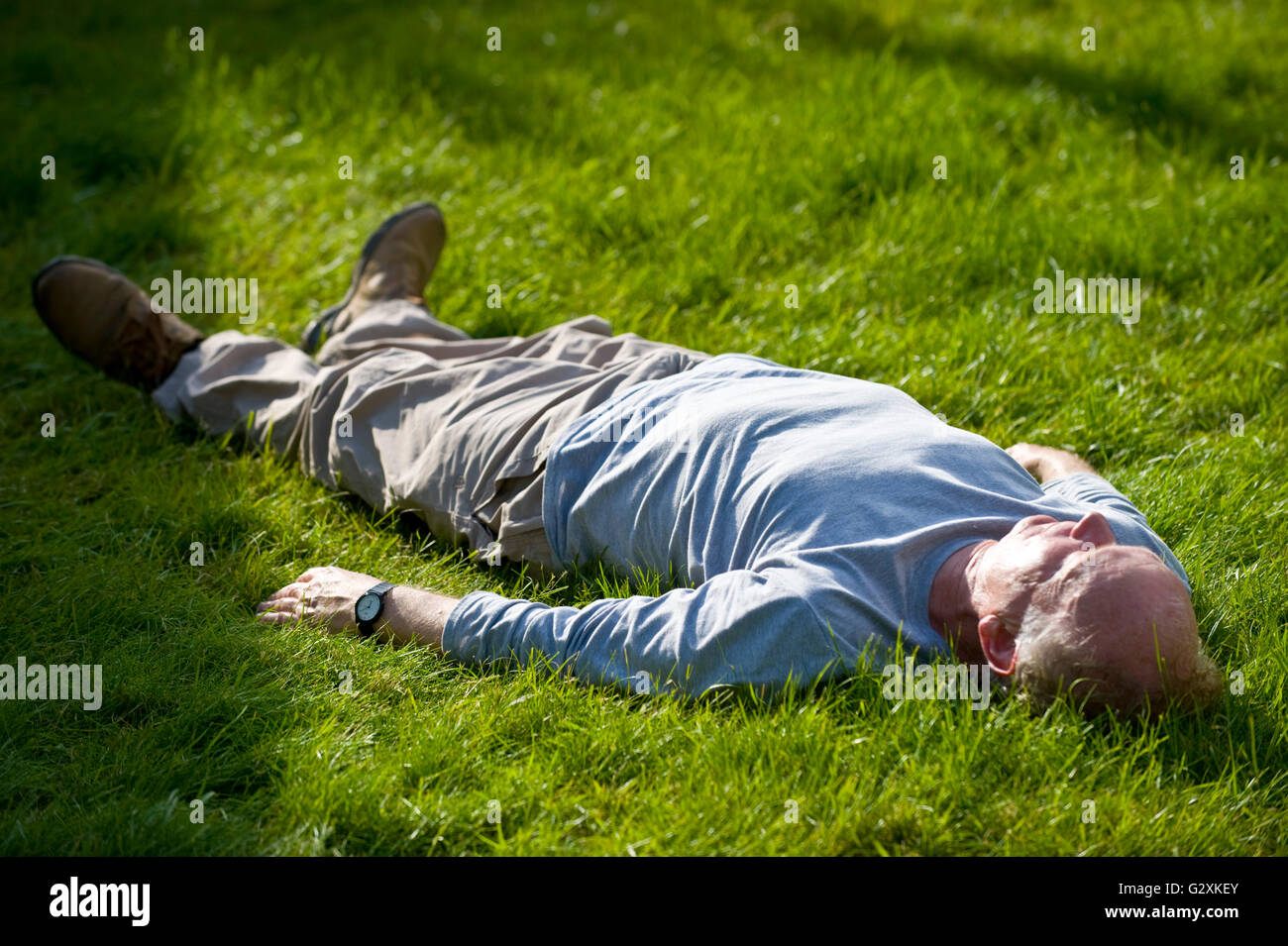 Older man sleeping outside hi-res stock photography and images - Alamy