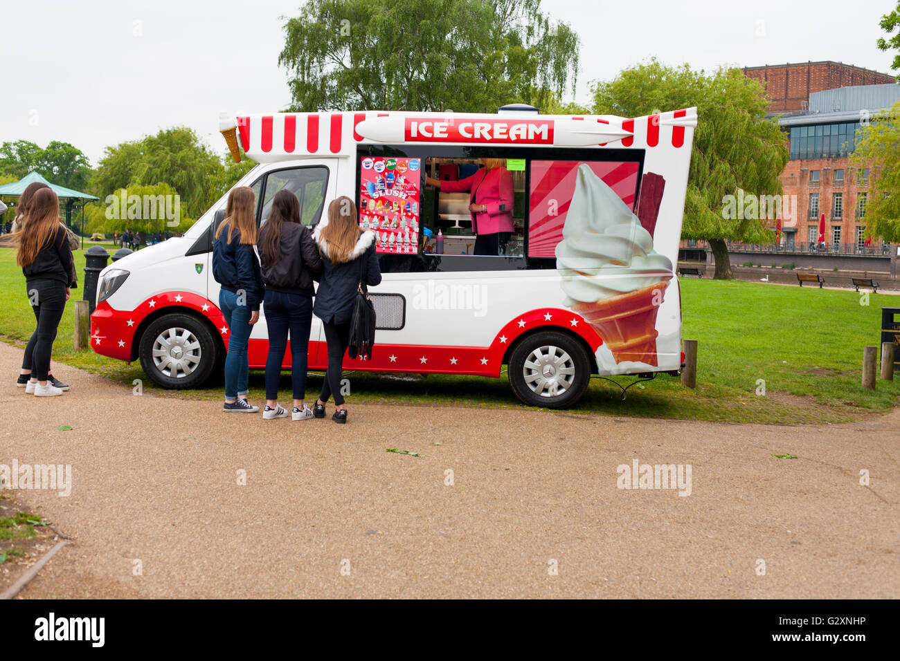 Queue for ice cream van hi-res stock photography and images - Alamy