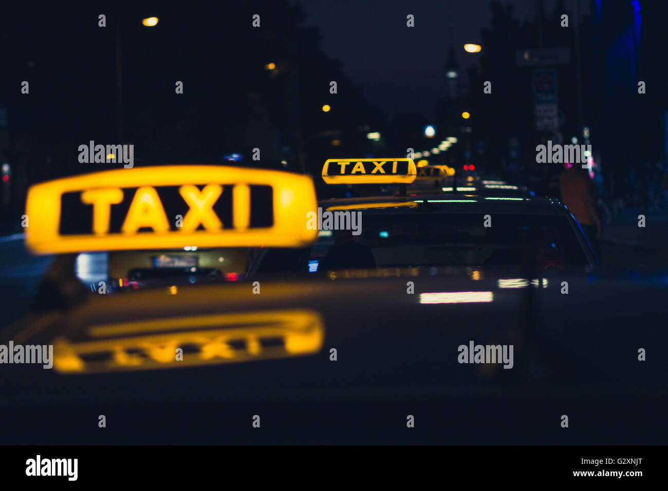 taxi sign at night - taxi cars Stock Photo - Alamy