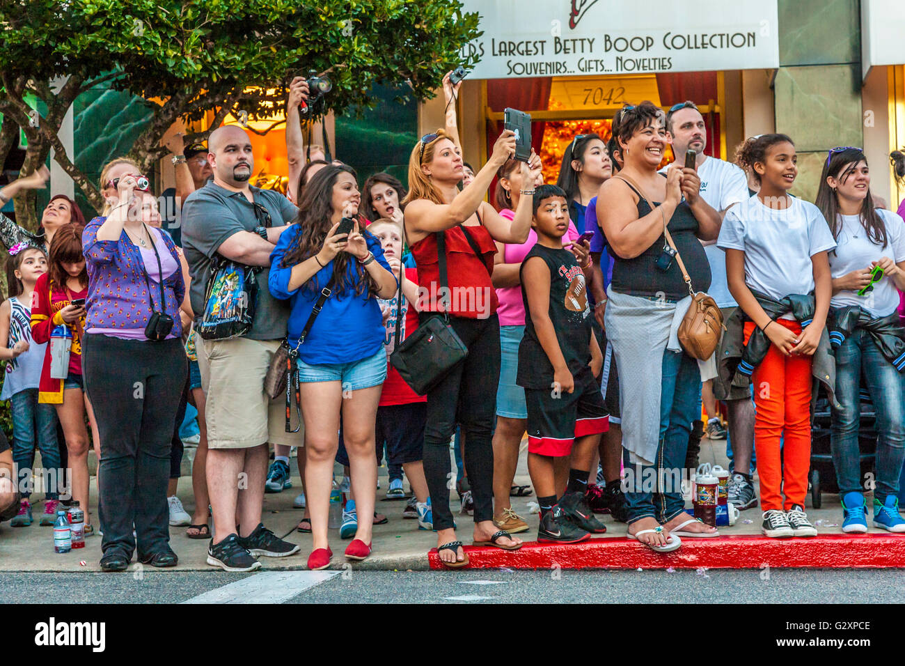 Park guests prepare their cameras along the parade route in Universal ...