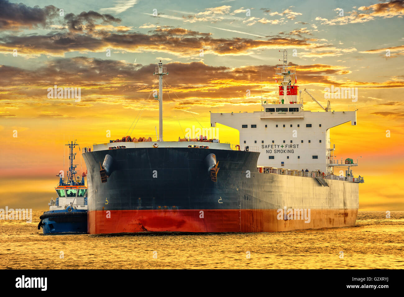 Tanker ship on sea in the rays of the setting sun Stock Photo - Alamy