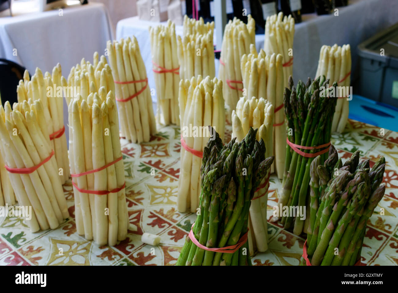 White and green asparagus on display at a farmers market Stock Photo ...