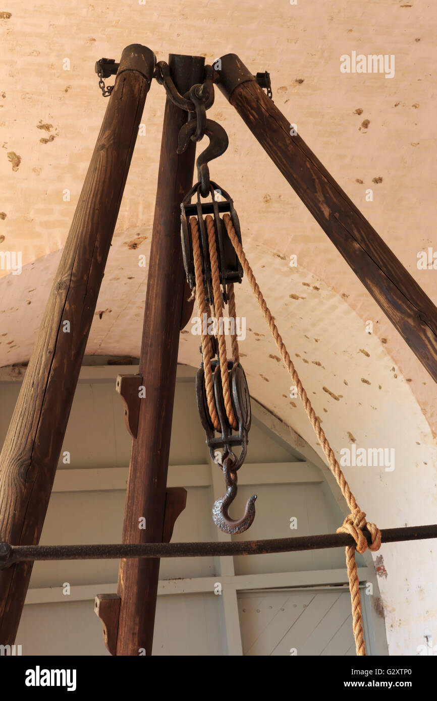 Block and tackle lifting hi-res stock photography and images - Alamy