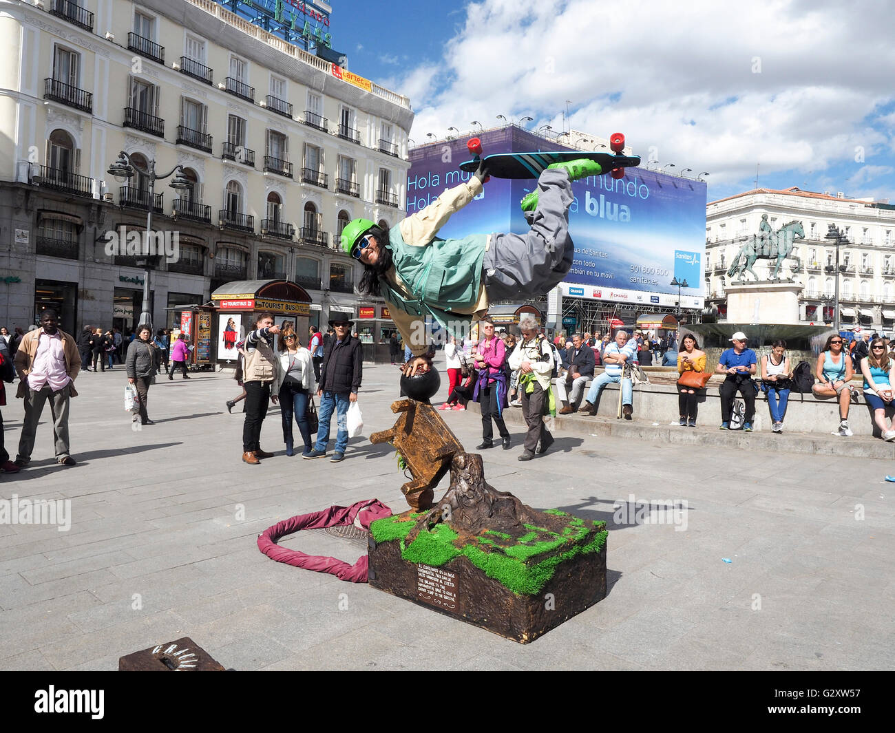 Human statue performance hi-res stock photography and images - Alamy