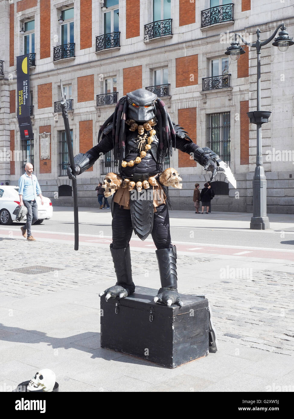 Street performer human statue hi-res stock photography and images - Alamy