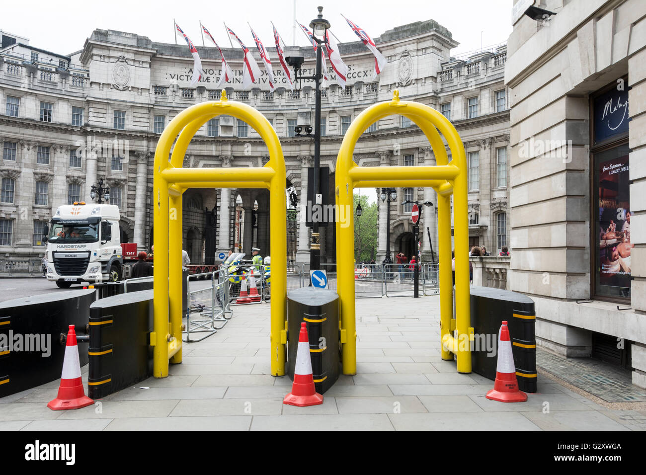 Arch barrier hi-res stock photography and images - Alamy