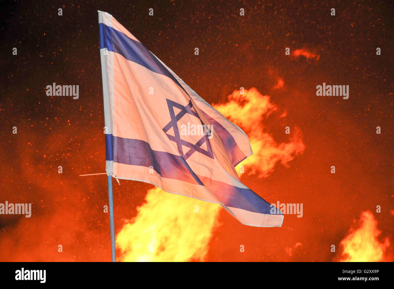Israeli flag at a Lag Baomer a bonfire Stock Photo - Alamy