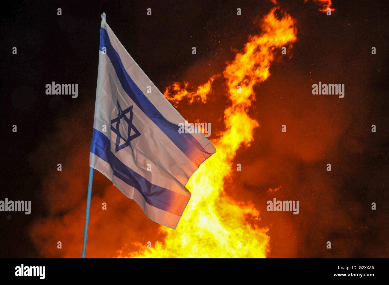 Israeli flag at a Lag Baomer a bonfire Stock Photo - Alamy