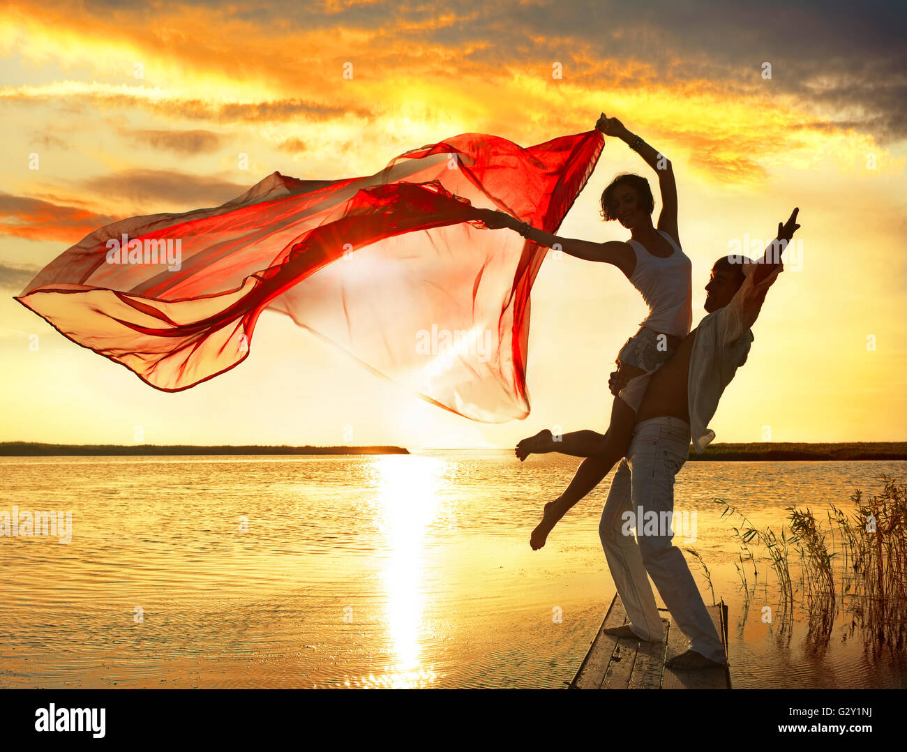 Couple silhouette sea sunset hi-res stock photography and images - Alamy