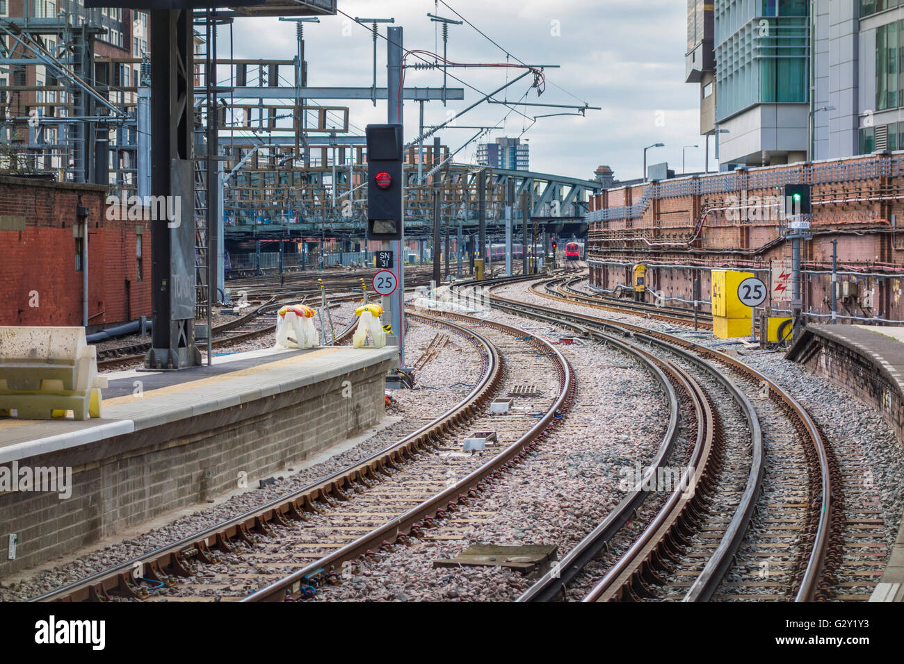 Hammersmith and city line underground hi-res stock photography and ...
