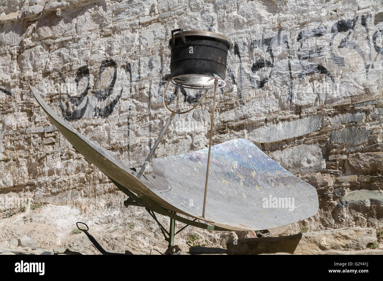 Solar parabolic reflector hi-res stock photography and images - Alamy