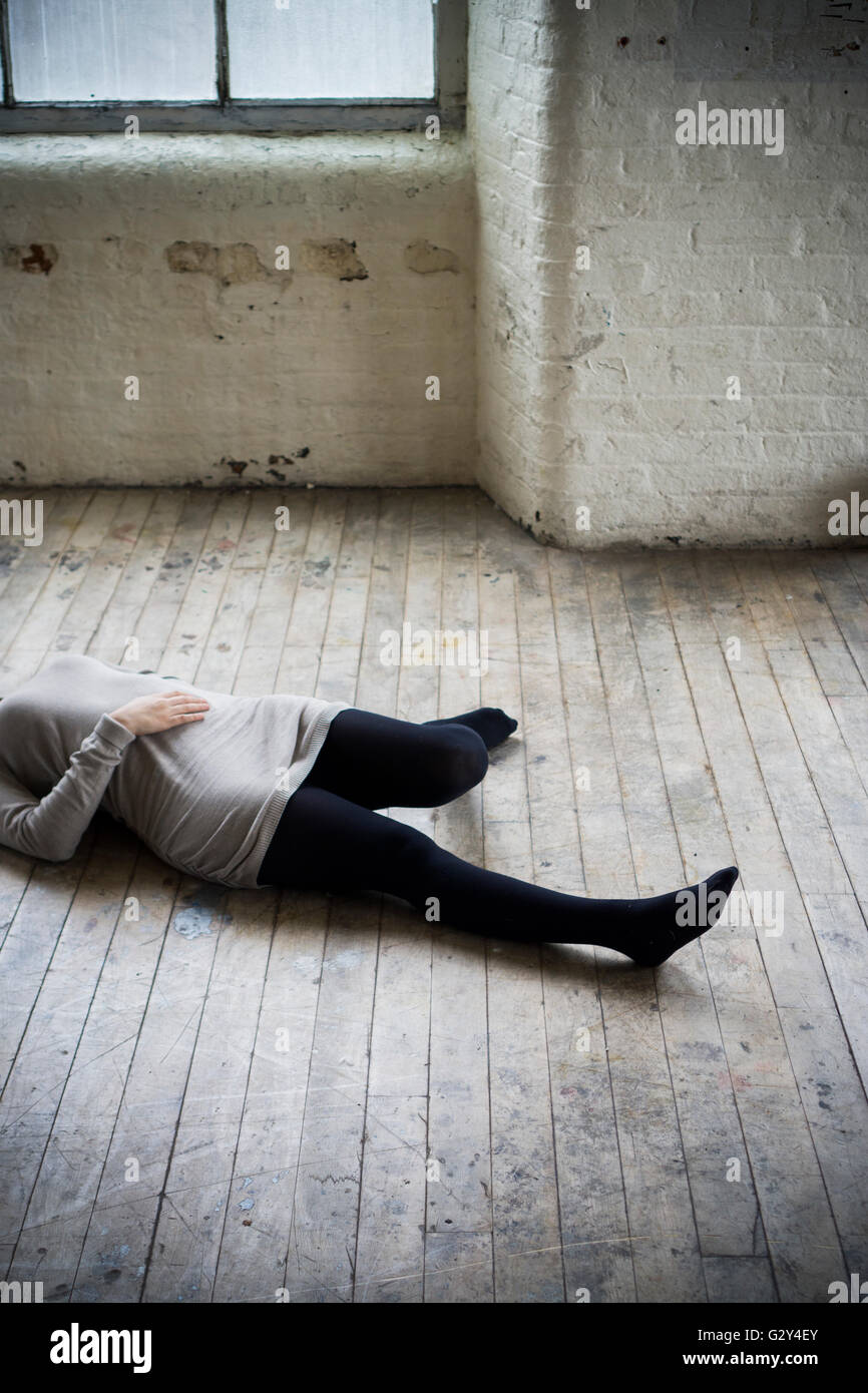 Womans dead body floor hi-res stock photography and images - Alamy