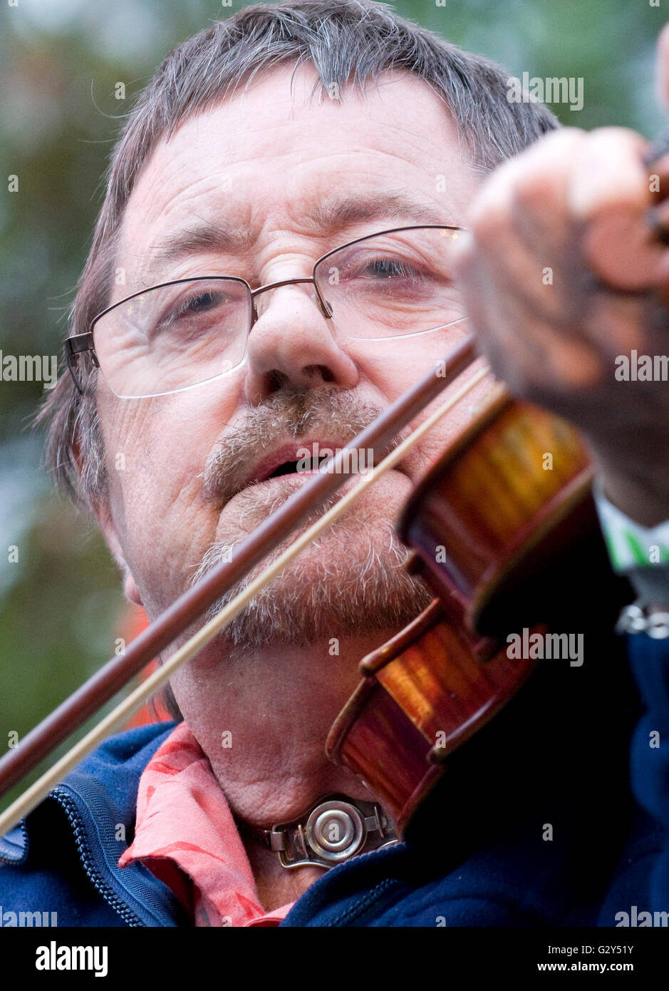 Dave swarbrick playing fiddle hi-res stock photography and images - Alamy