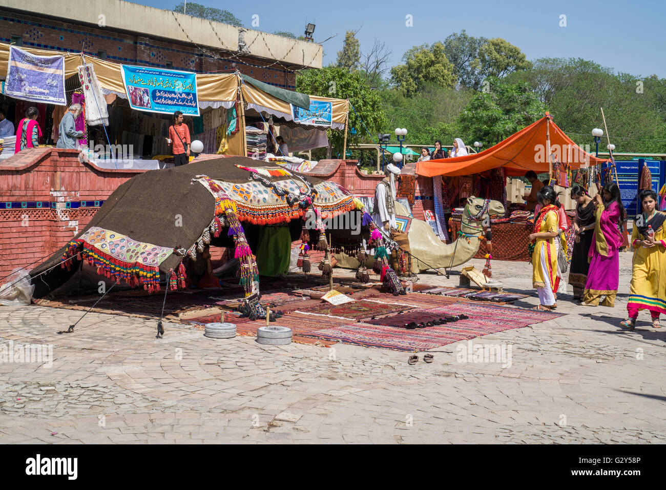 Islamabad street hi-res stock photography and images - Alamy