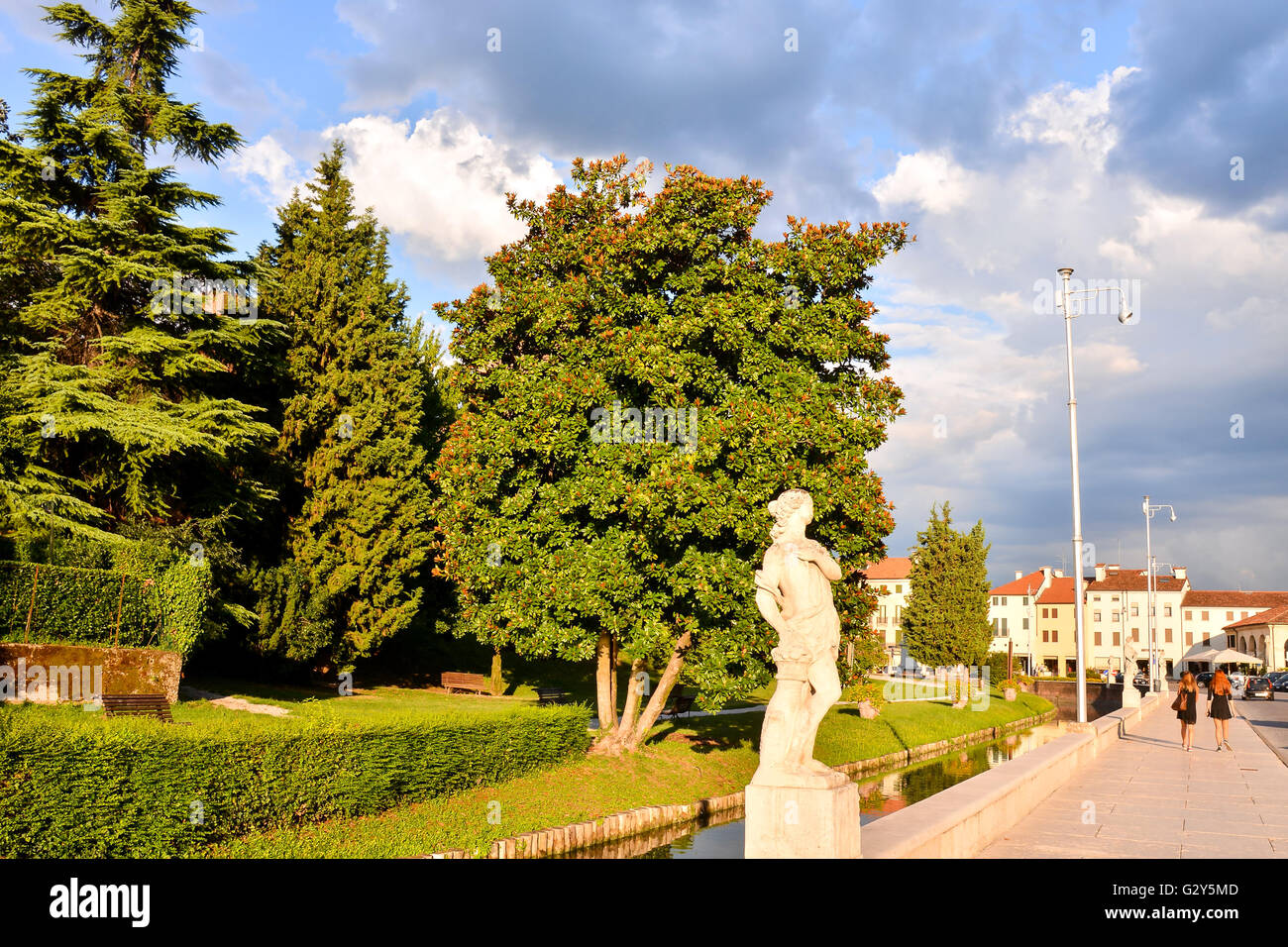 Italy veneto castelfranco veneto statue hi-res stock photography and ...
