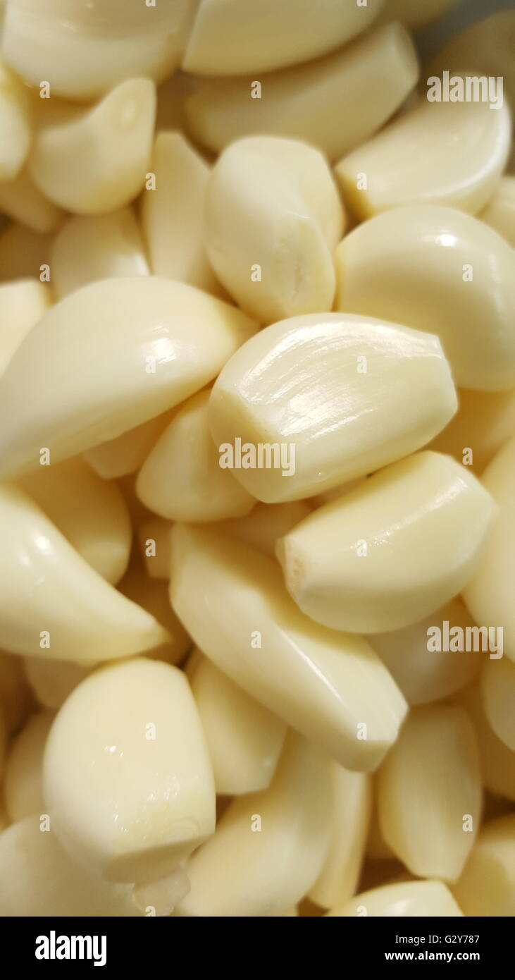 Fresh peeled garlic close up Stock Photo - Alamy