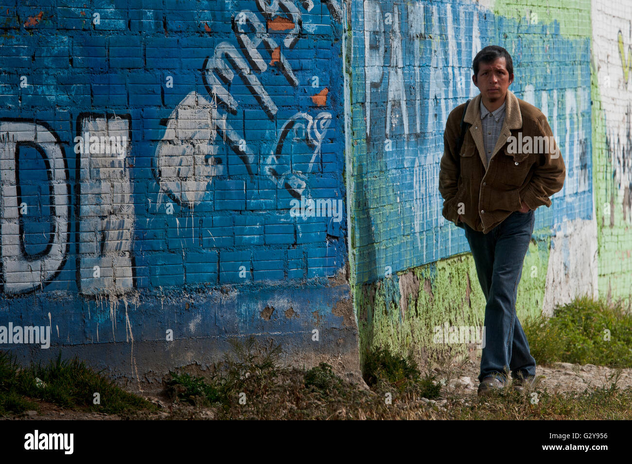 El Alto, Man In Front Of Tagged Wall Stock Photo - Alamy