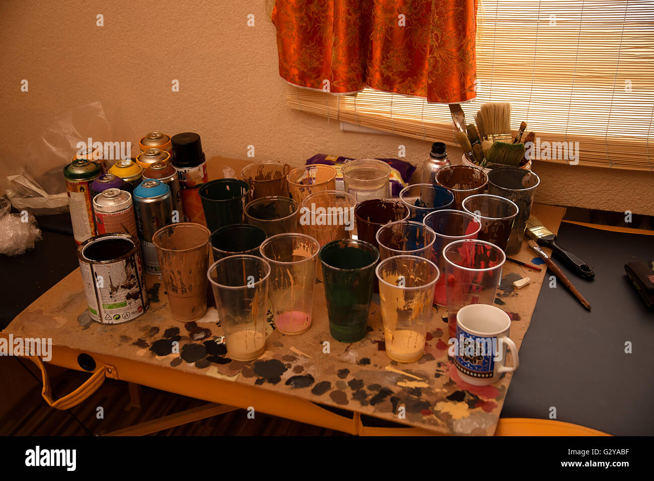 Painting atelier and clutter on the table Stock Photo - Alamy