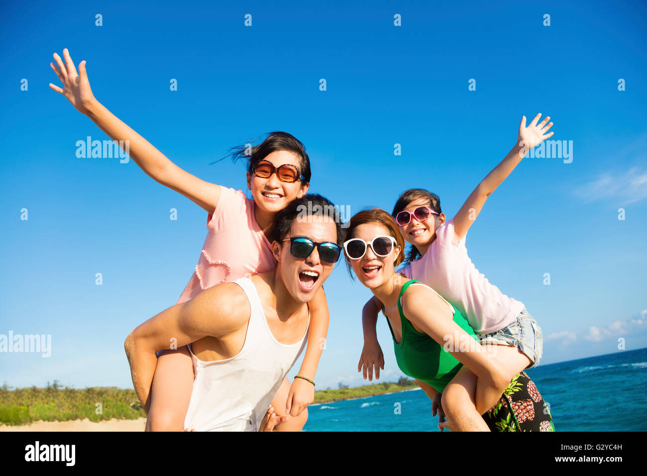 Family and beach and happy and hot hi-res stock photography and images ...