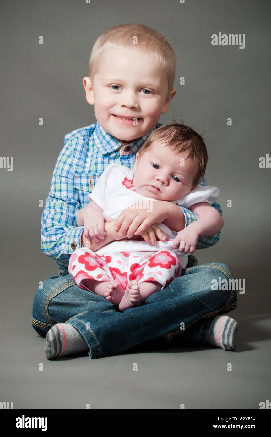 New baby child sibling hi-res stock photography and images - Alamy