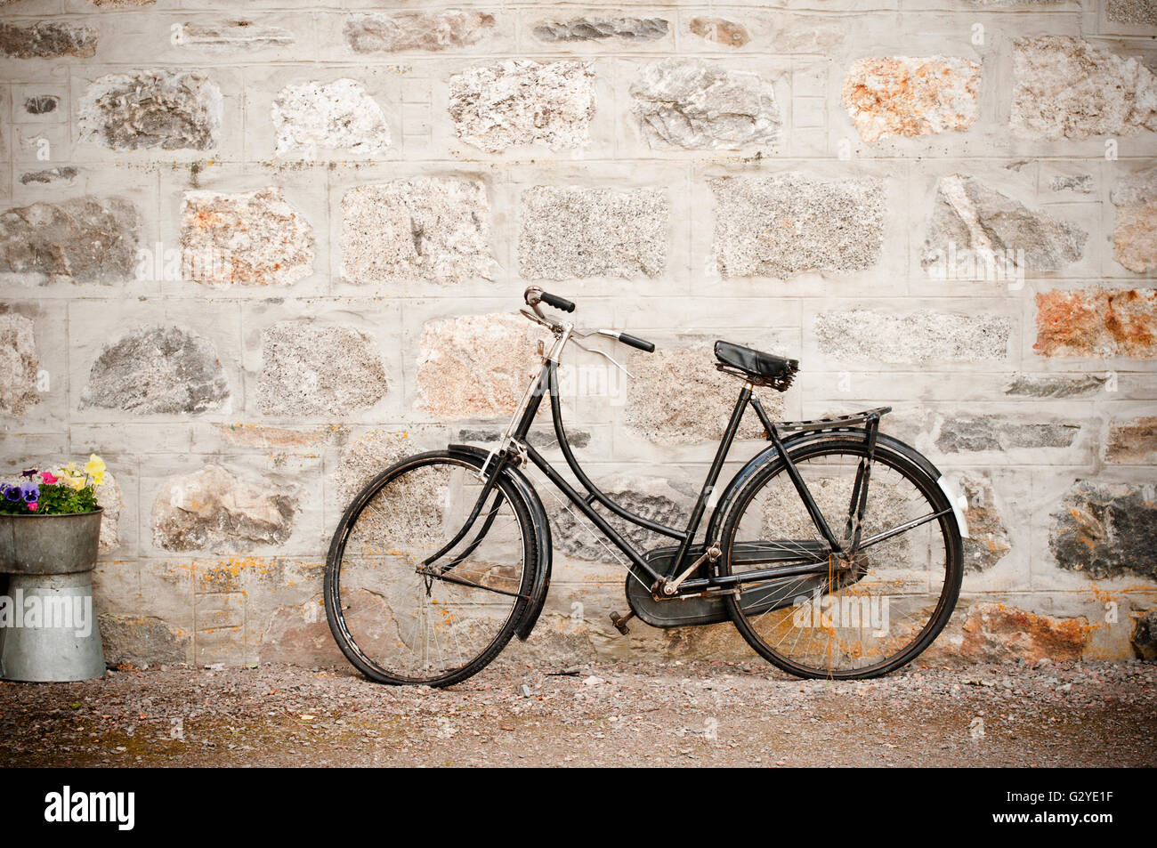 Vintage village bicycle Stock Photo - Alamy