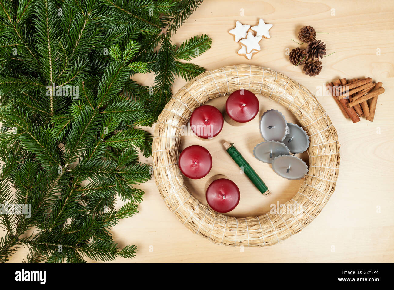 Tinker a Christmas wreath (Step 1 Stock Photo - Alamy