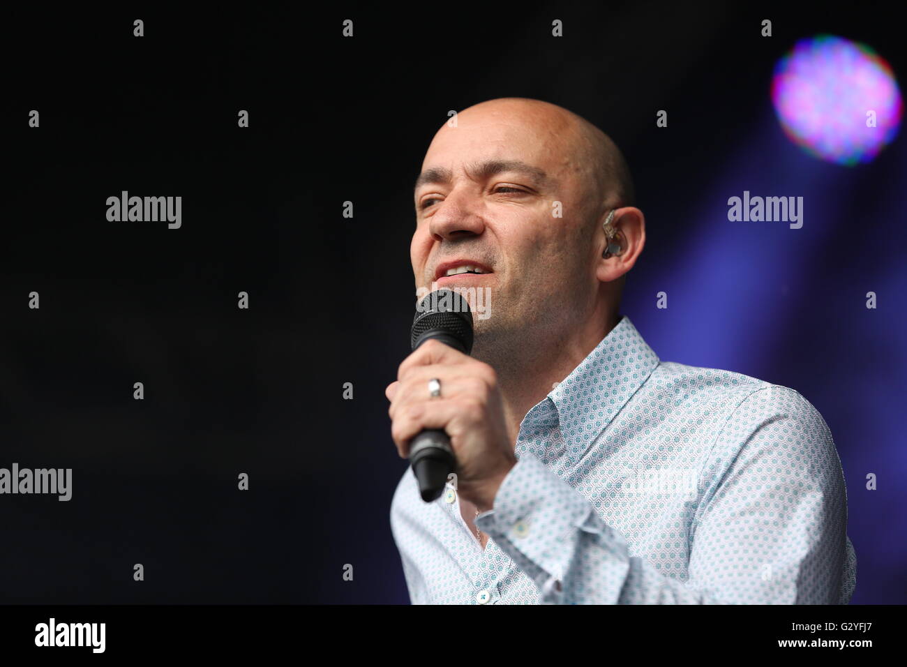 Kenny Thomas Singer High Resolution Stock Photography and Images - Alamy