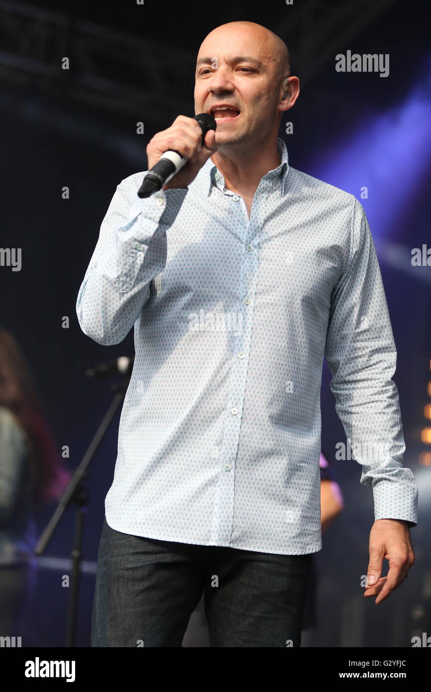 Irlam, Manchester, UK. 4th June, 2016. English soul singer Kenny Thomas performs live at Irlam ...