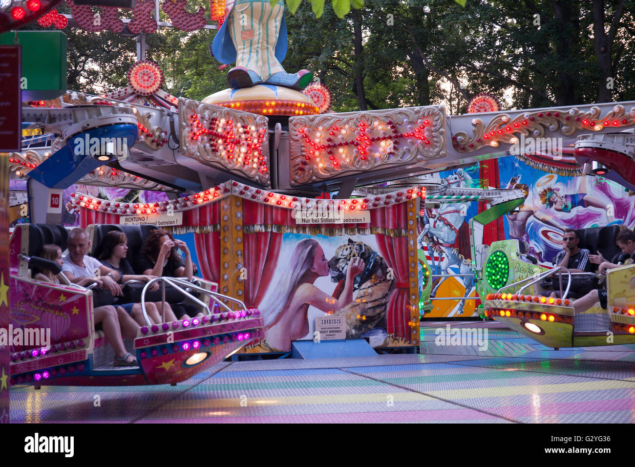 Stage show hi-res stock photography and images - Alamy