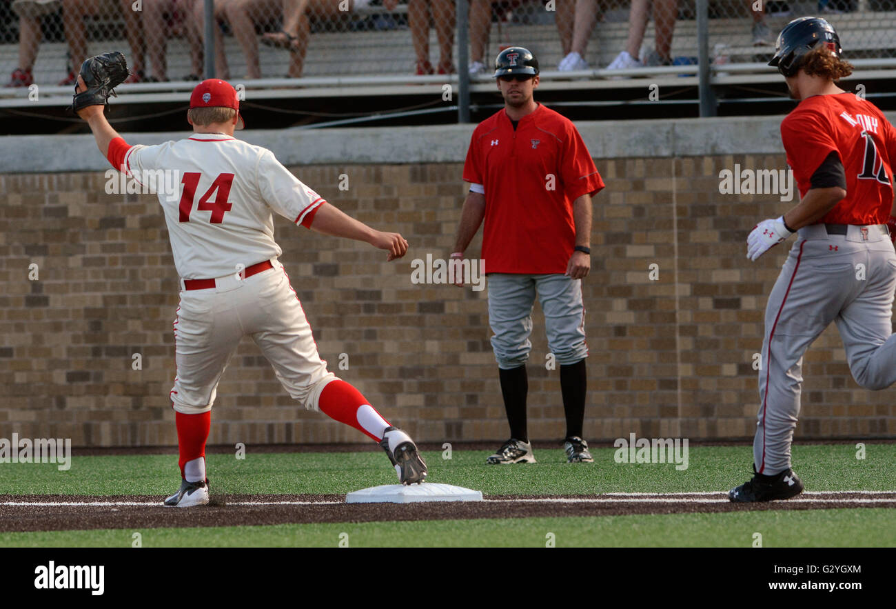 Lubbock, TX, USA. 4th June, 2016. UNM pitcher #14 Tyler Stevens makes ...